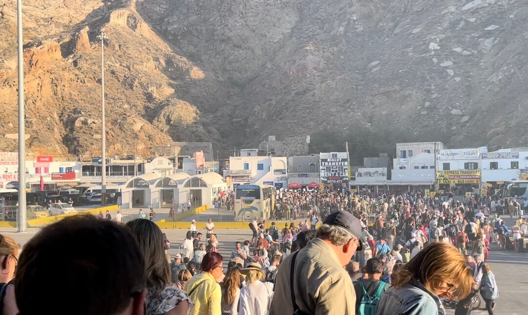 ミコノス島からサントリーニ島への移動手段と費用 – フェリー利用で1人9,000円ほどでした | ktymの国境越え