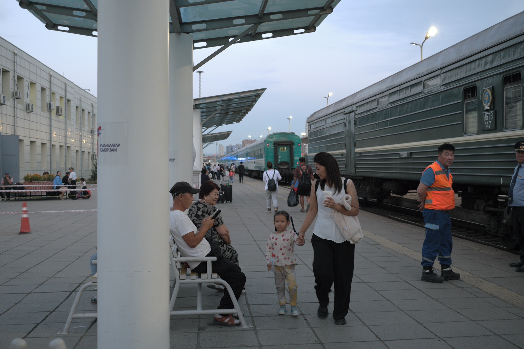 絶景に感動！モンゴル縦貫鉄道9時間の旅｜快適なウランバートル〜サインシャンド移動ガイド | ktymの国境越え